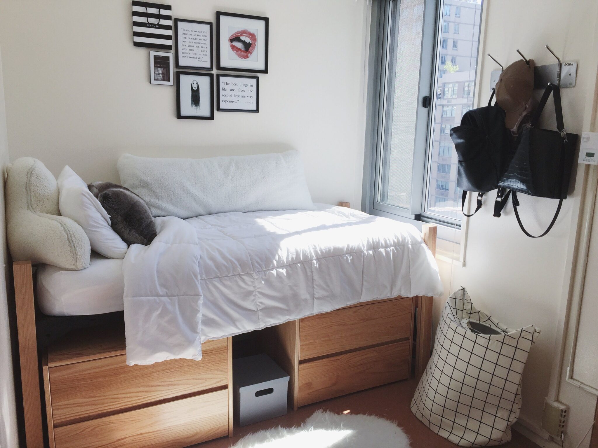 24 Minimalist Dorms That Will Have You Drooling - SavvyCollegeGirl