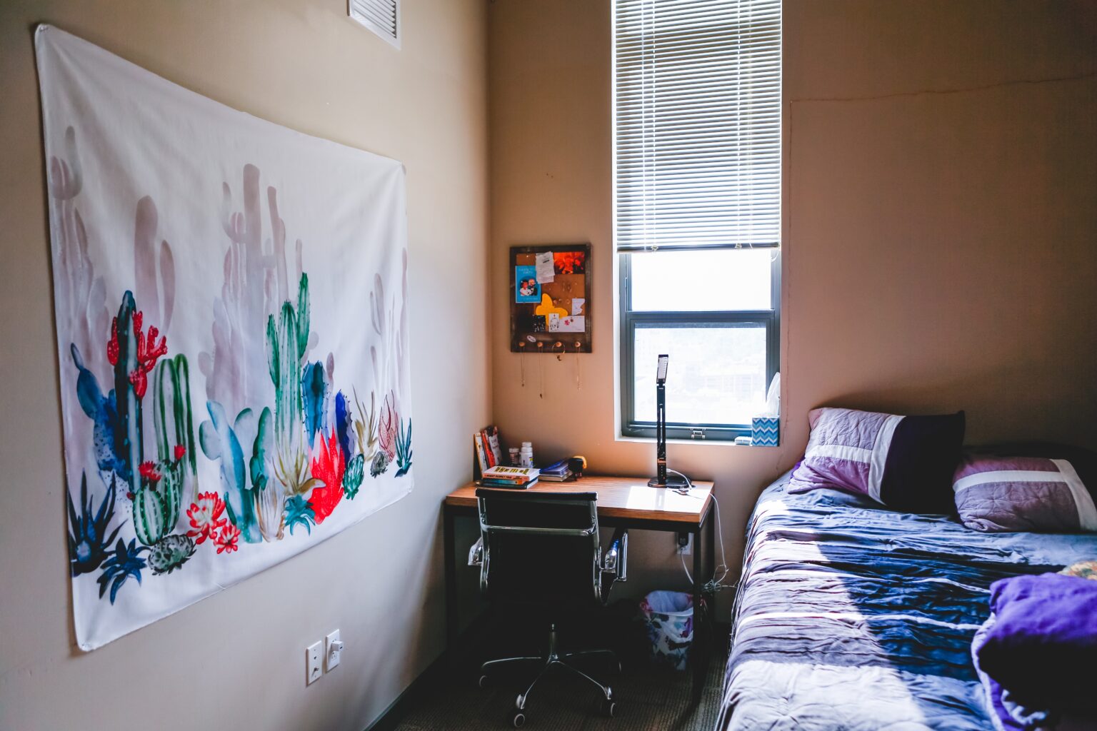 How To Cool A Dorm Room Without Air Conditioning (5 LIFE-CHANGING TIPS)